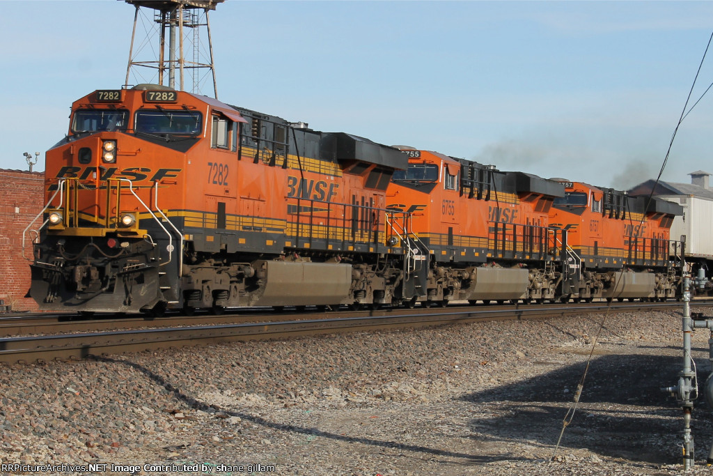 BNSF 7282 leads a westbound z train into fort madison.